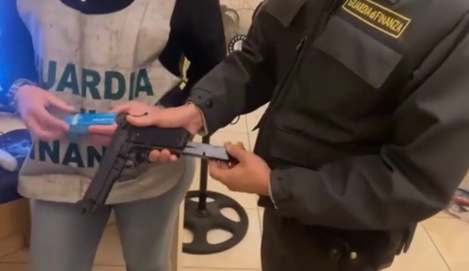 Armi, droga e sigarette: maxi operazione a Torre Annunziata Armi, droga e sigarette: maxi operazione a Torre Annunziata